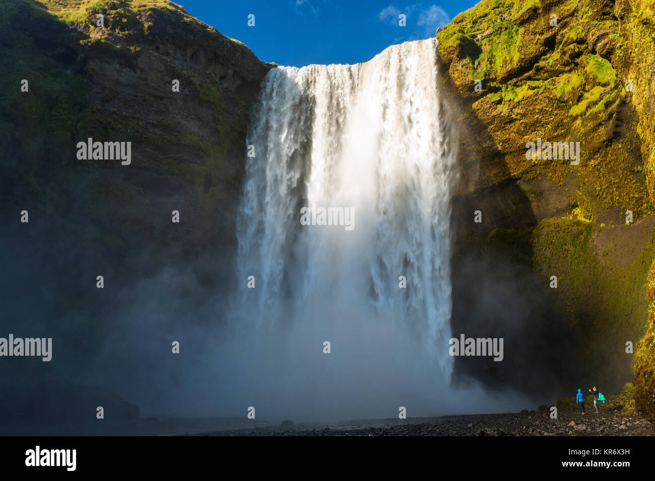 A waterfall cascade over a sheer cliff Stock Photo - Alamy