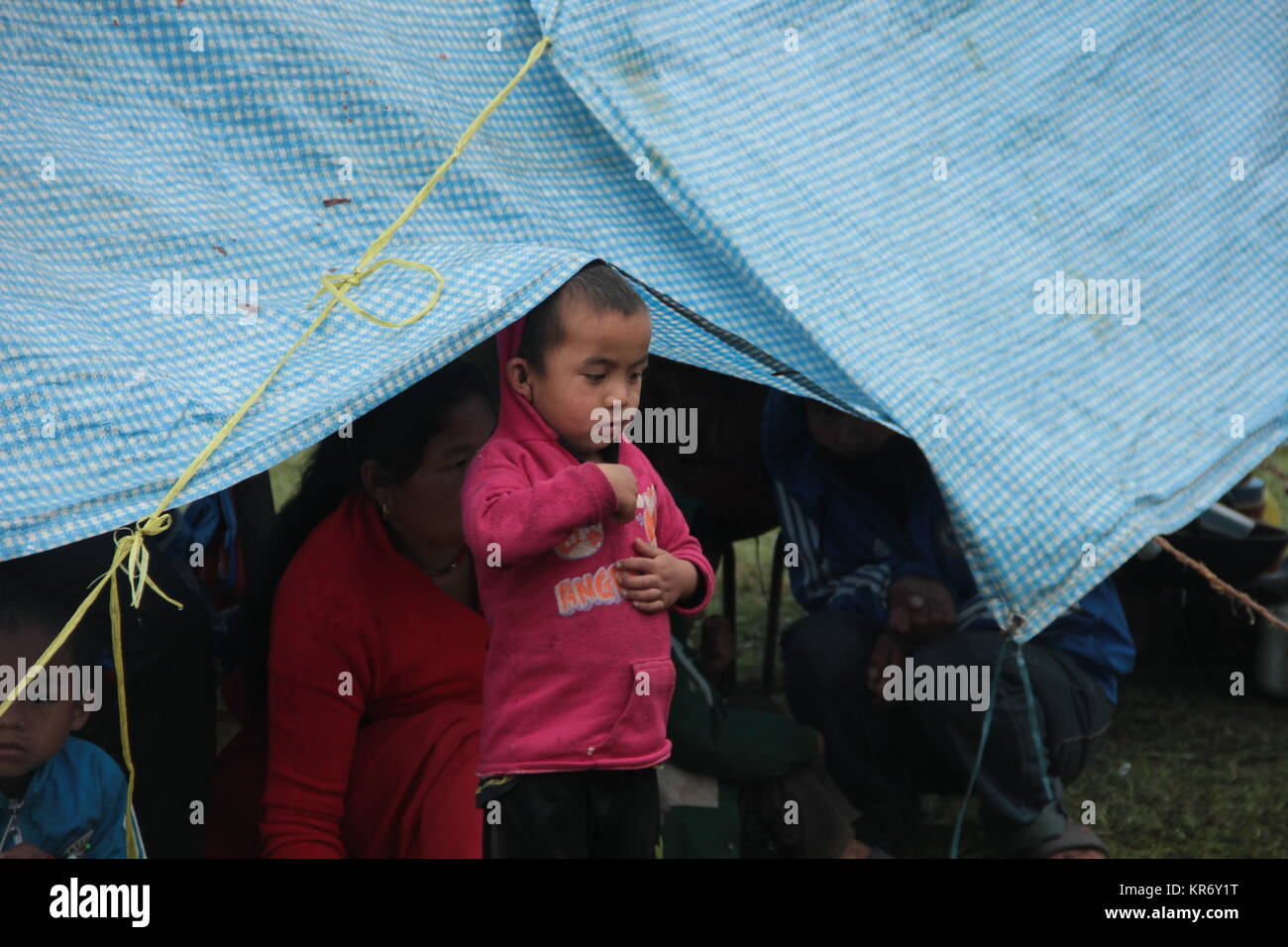 Nepal earthquake temporary shelter hi-res stock photography and images ...