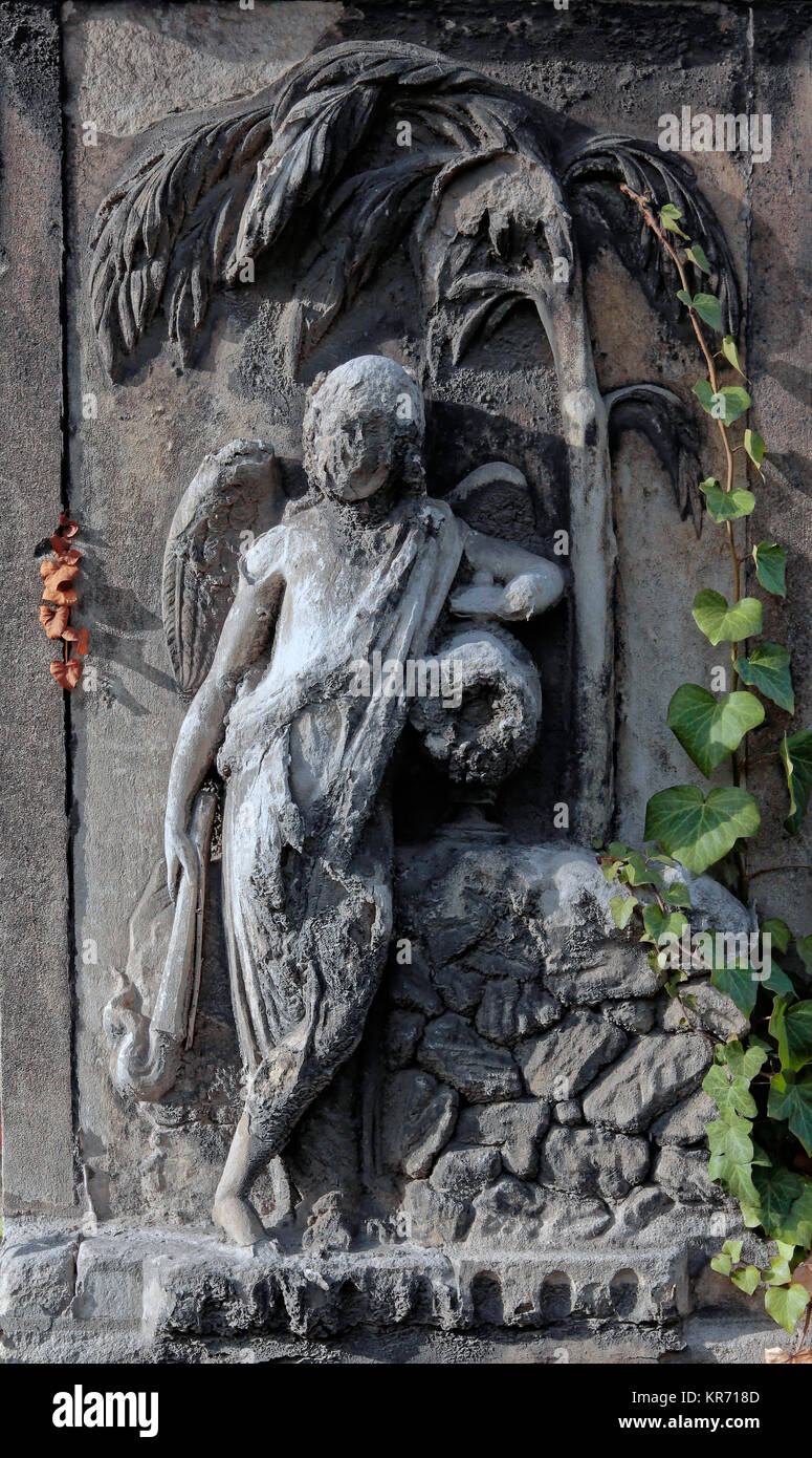 Old angel statue moss hi-res stock photography and images - Alamy