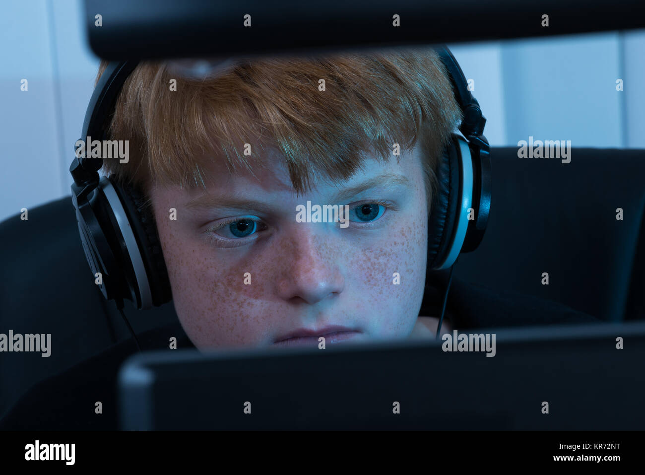 Computer hacker boy hi-res stock photography and images - Alamy
