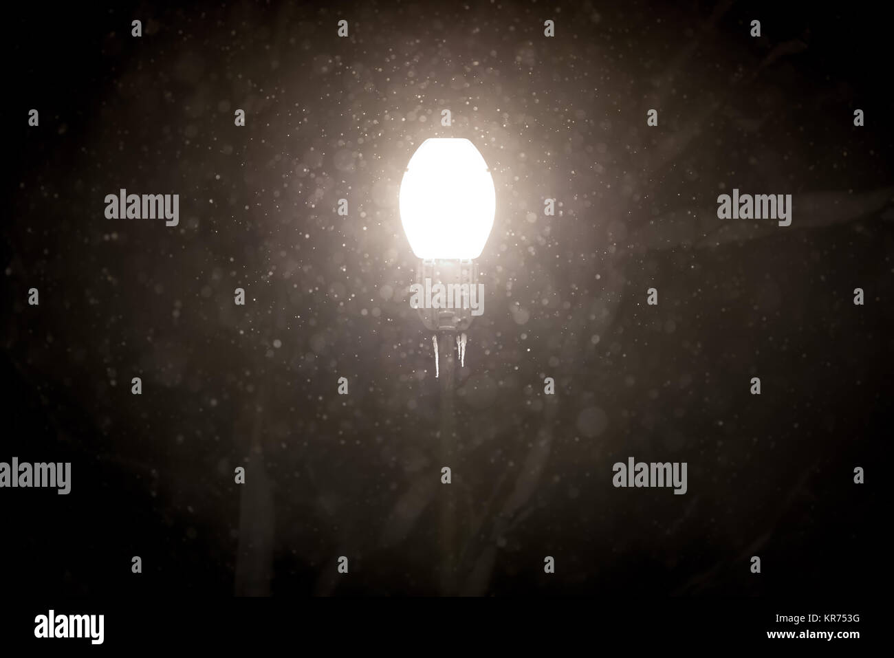 Street light shining through falling snow Stock Photo - Alamy