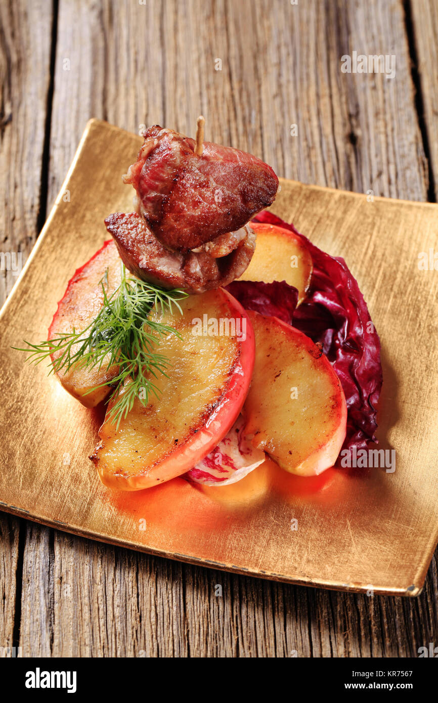 Roasted meat and apple Stock Photo - Alamy