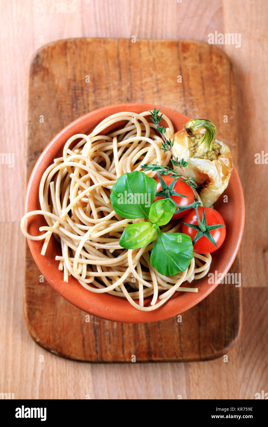 Whole wheat spaghetti Stock Photo - Alamy