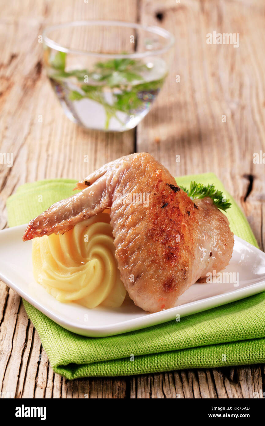 Roasted chicken wing and mashed potato Stock Photo - Alamy