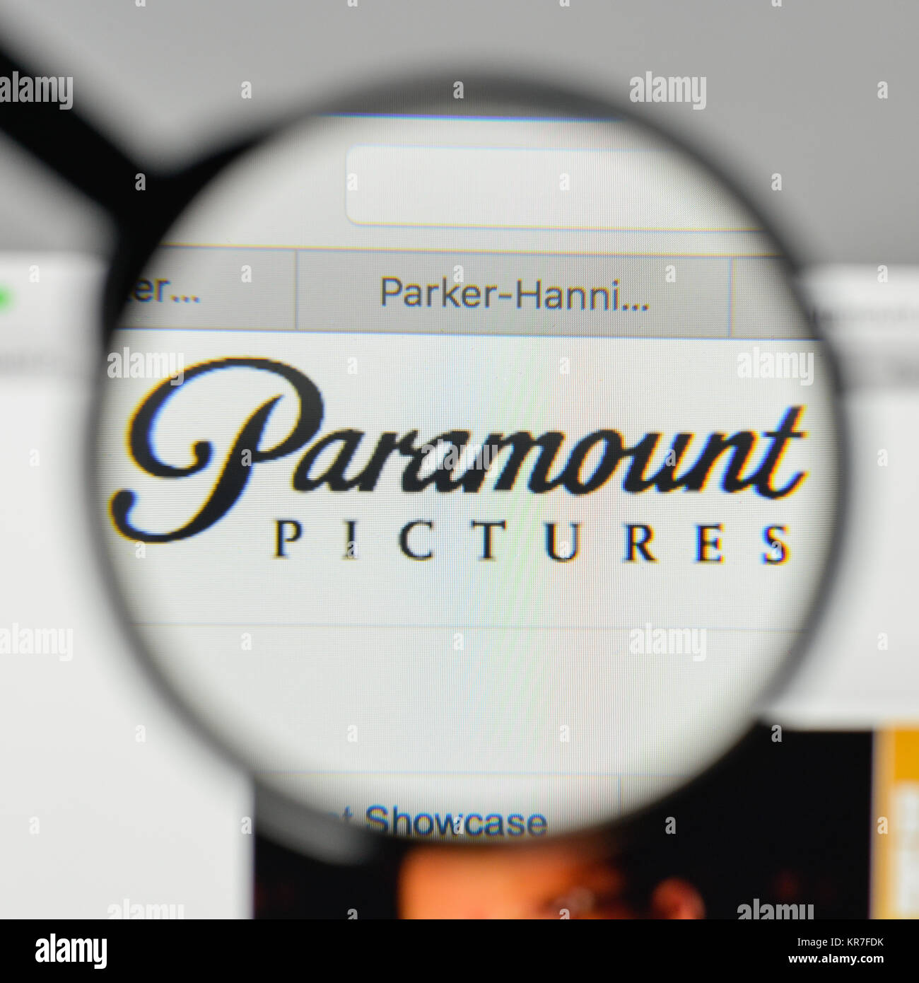 Paramount logo hi-res stock photography and images - Alamy