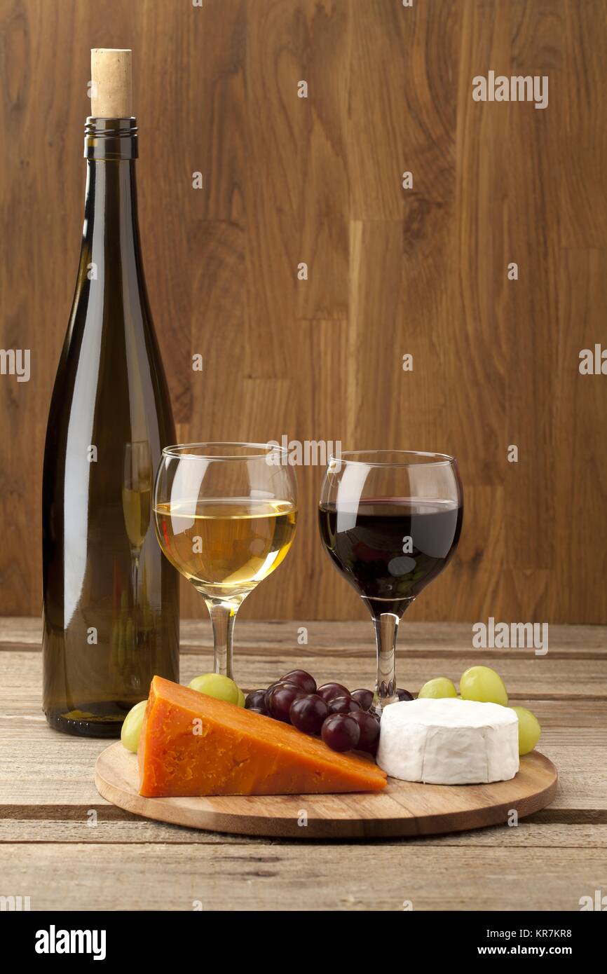 wine chess and grapes on wooden plate Stock Photo - Alamy
