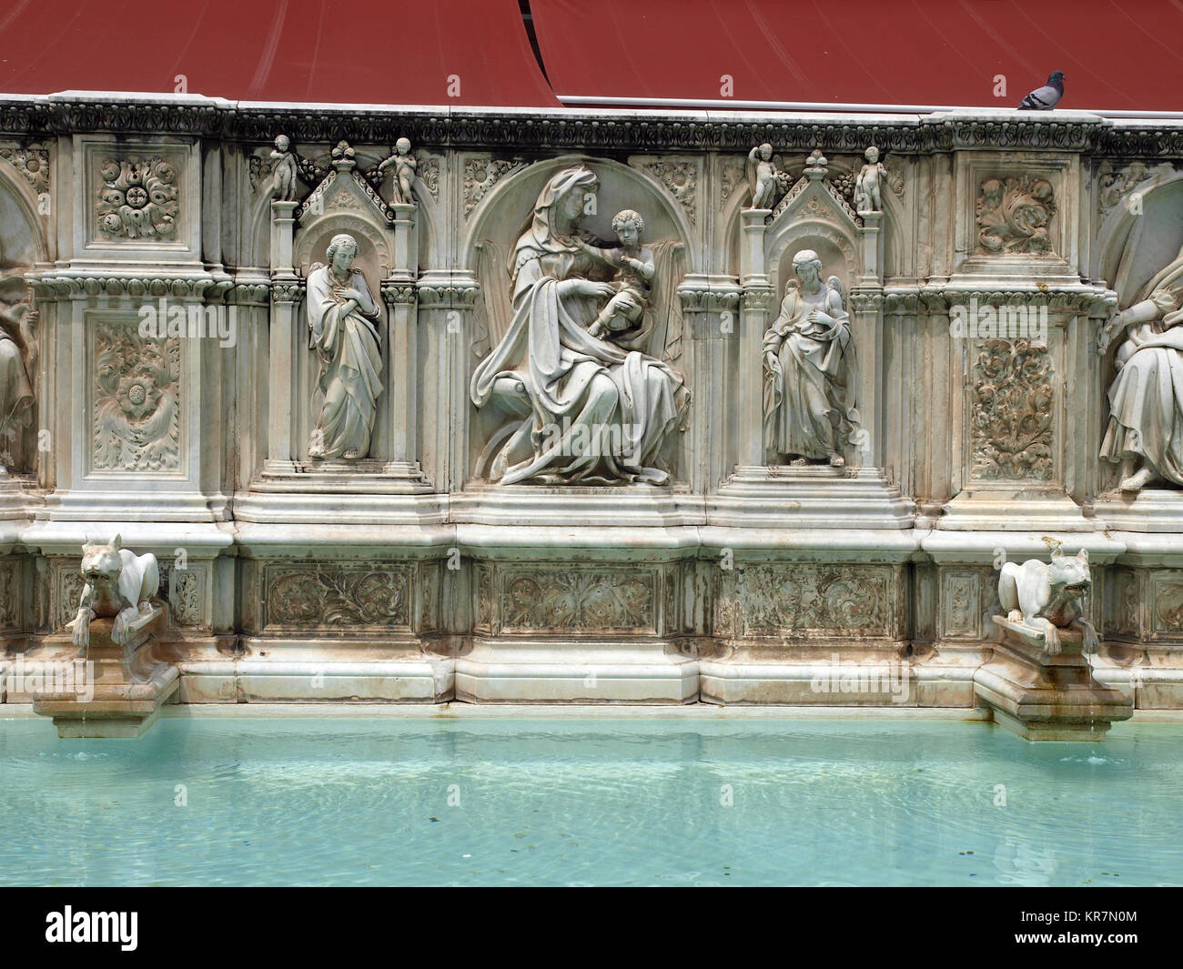 the Fonte Gaia (Fountain of Joy), Piazza del Campo, Siena Stock Photo ...