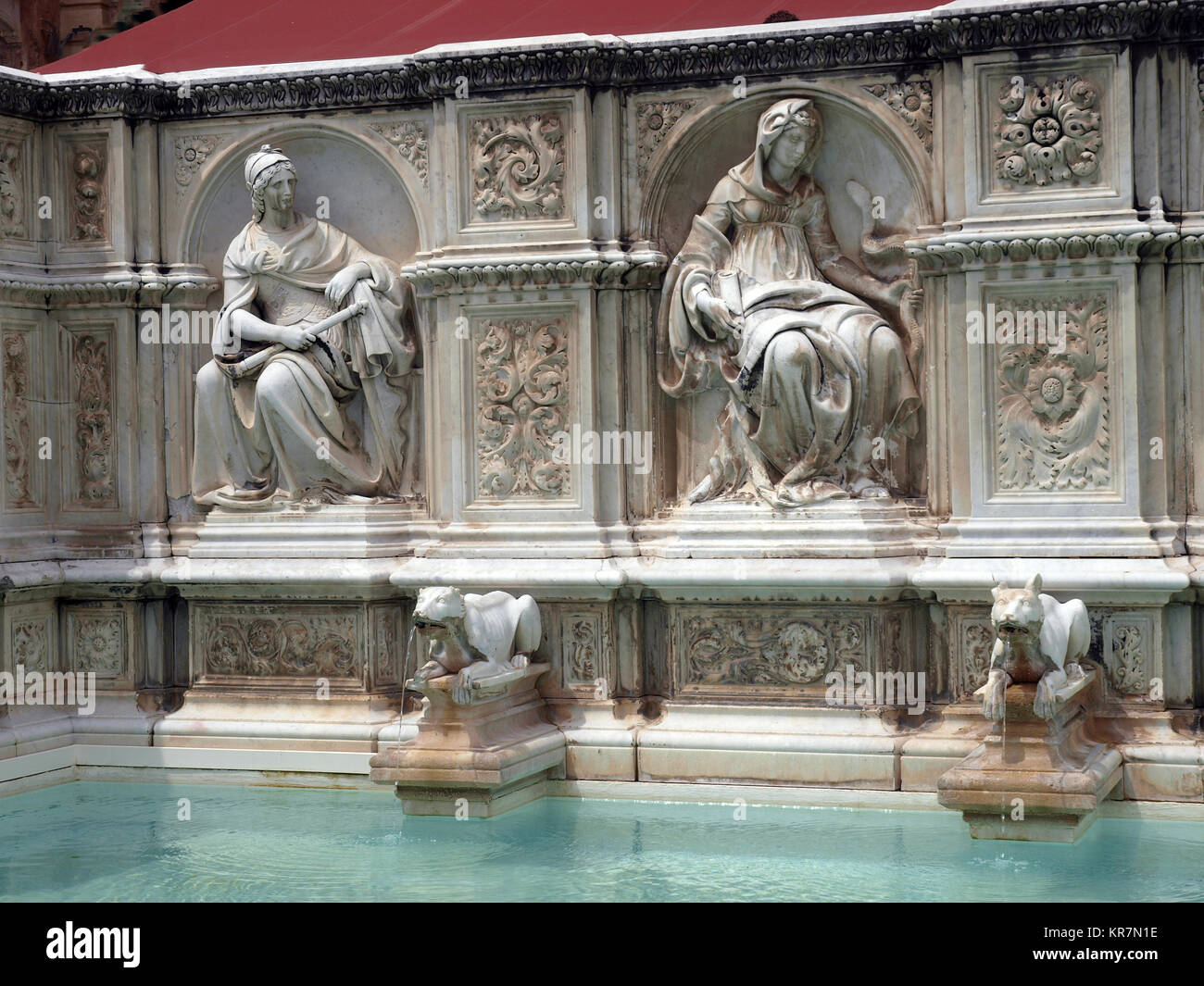 the Fonte Gaia (Fountain of Joy), Piazza del Campo, Siena Stock Photo ...