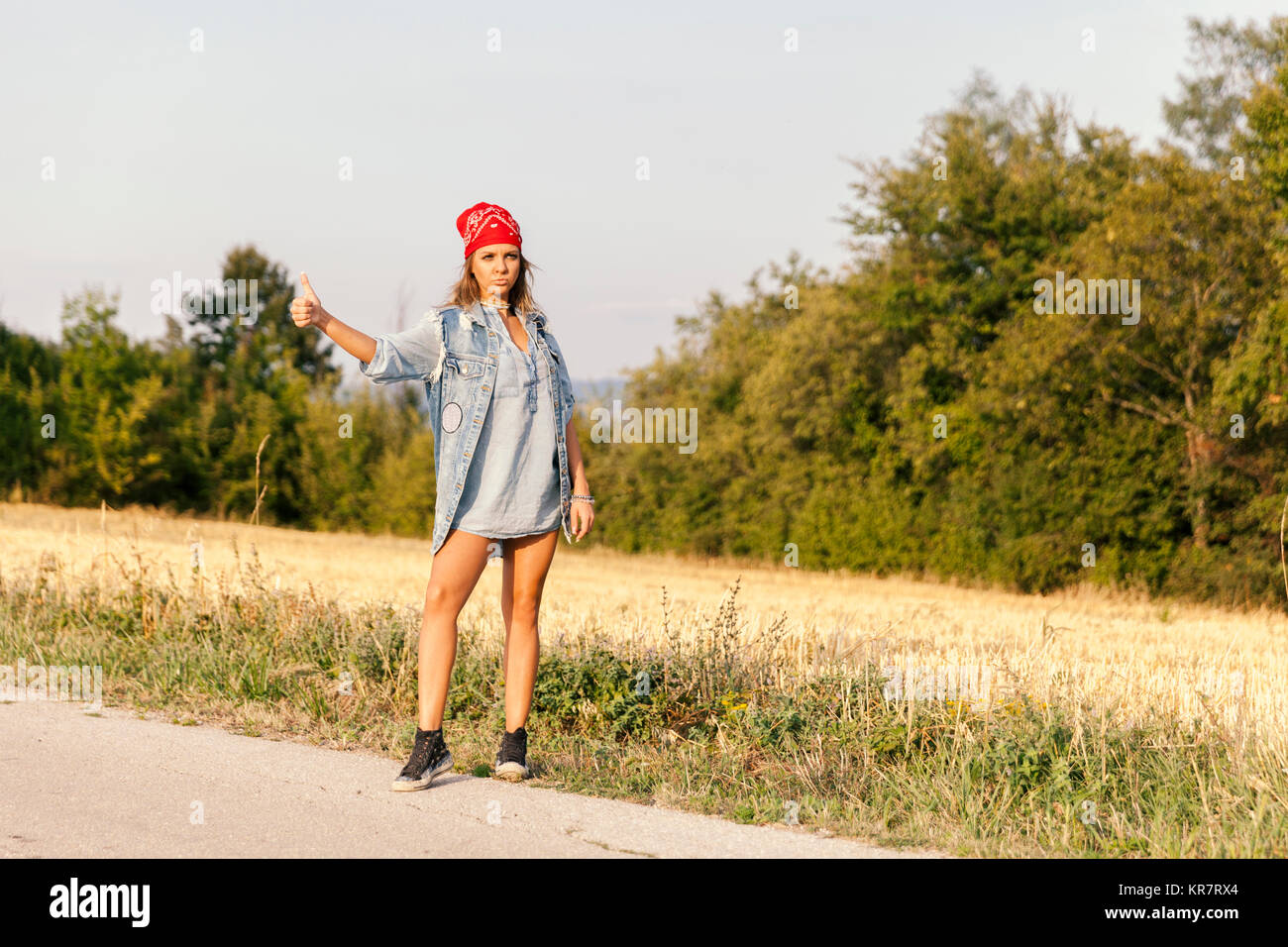 Girl hitchhiking hi-res stock photography and images - Alamy