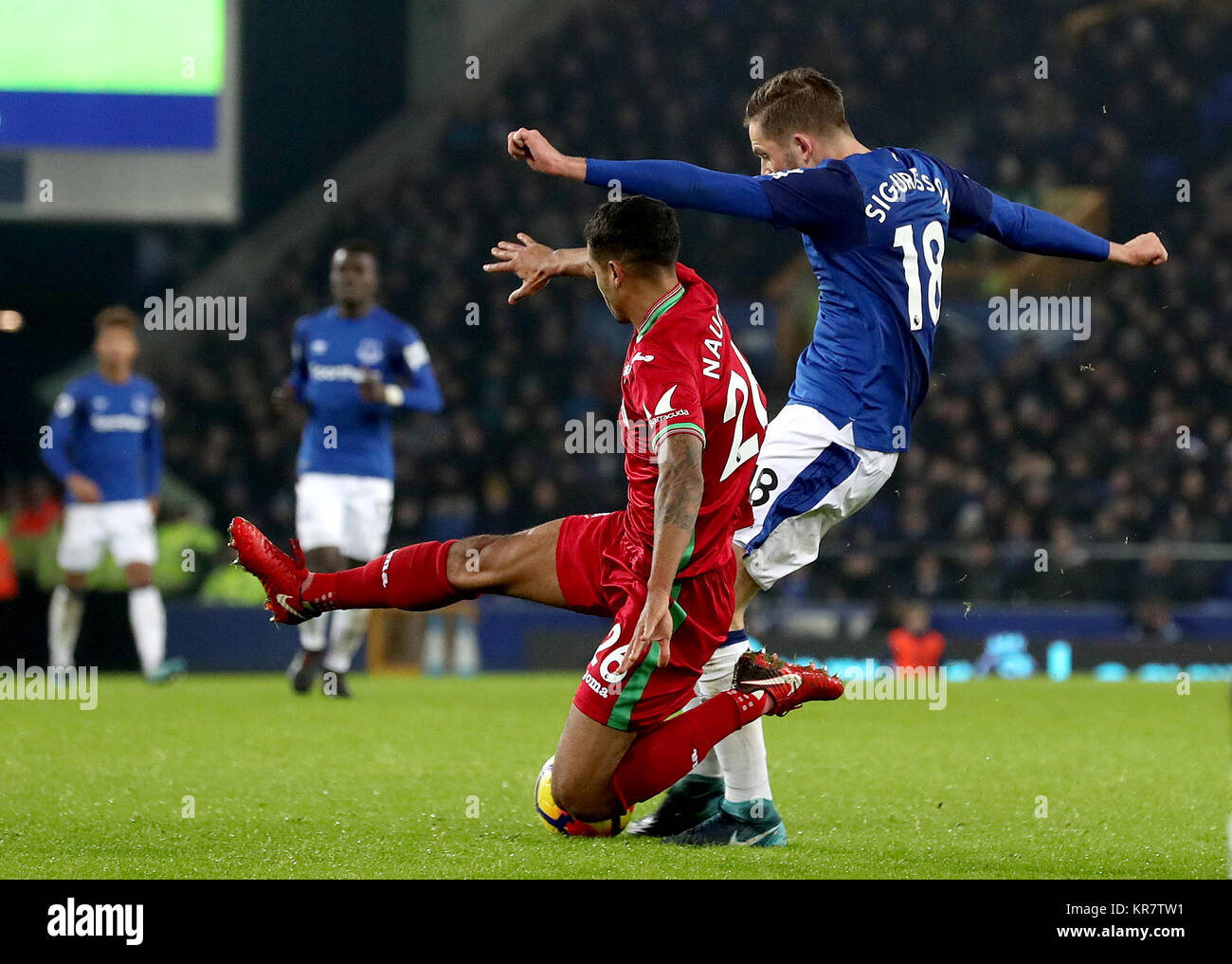 Everton's Gylfi Sigurdsson (right) shoots to score his side's second ...