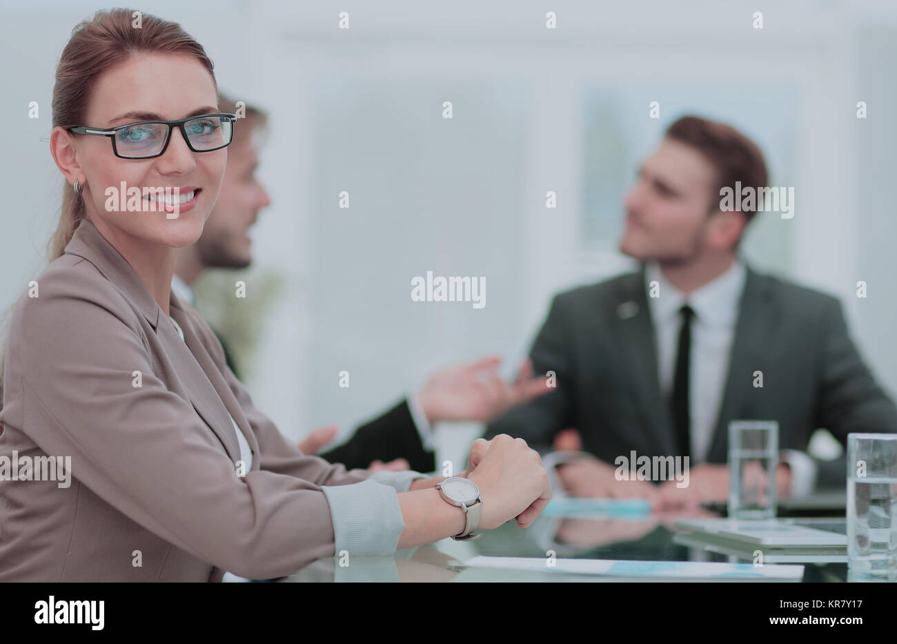 A group of successful business people. Discussion of the importa Stock ...