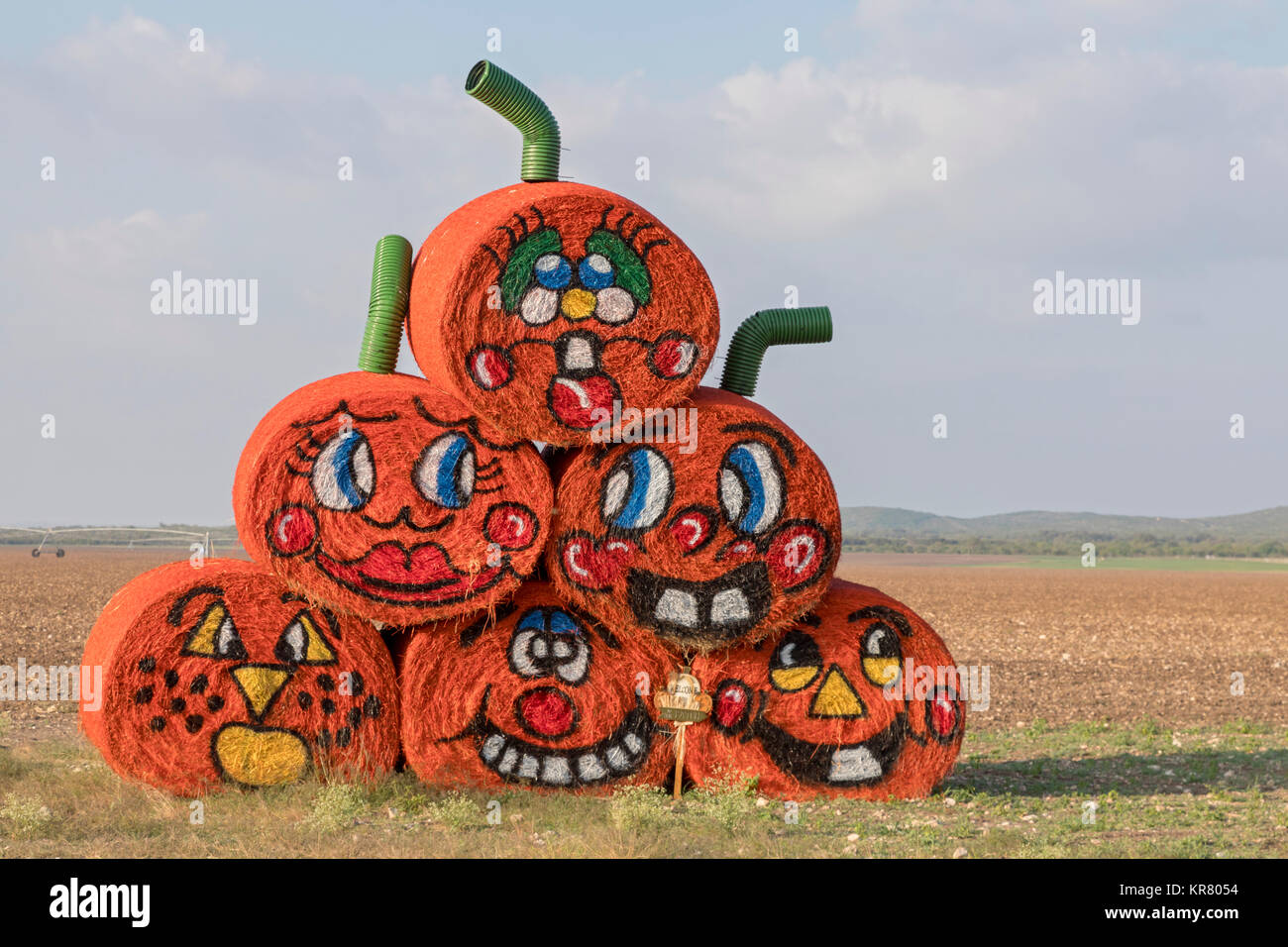 Hay bale halloween decoration hi-res stock photography and images - Alamy