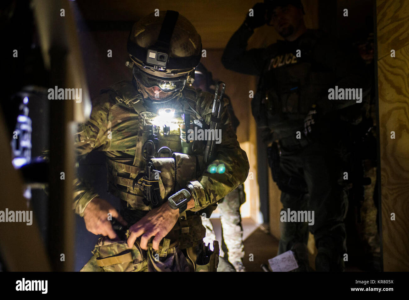 Members of the U.S. military and Clovis SWAT team contain a simulated ...