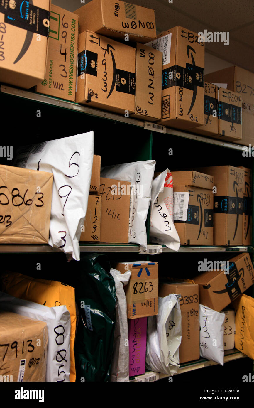 Parcels shelves hi-res stock photography and images - Alamy