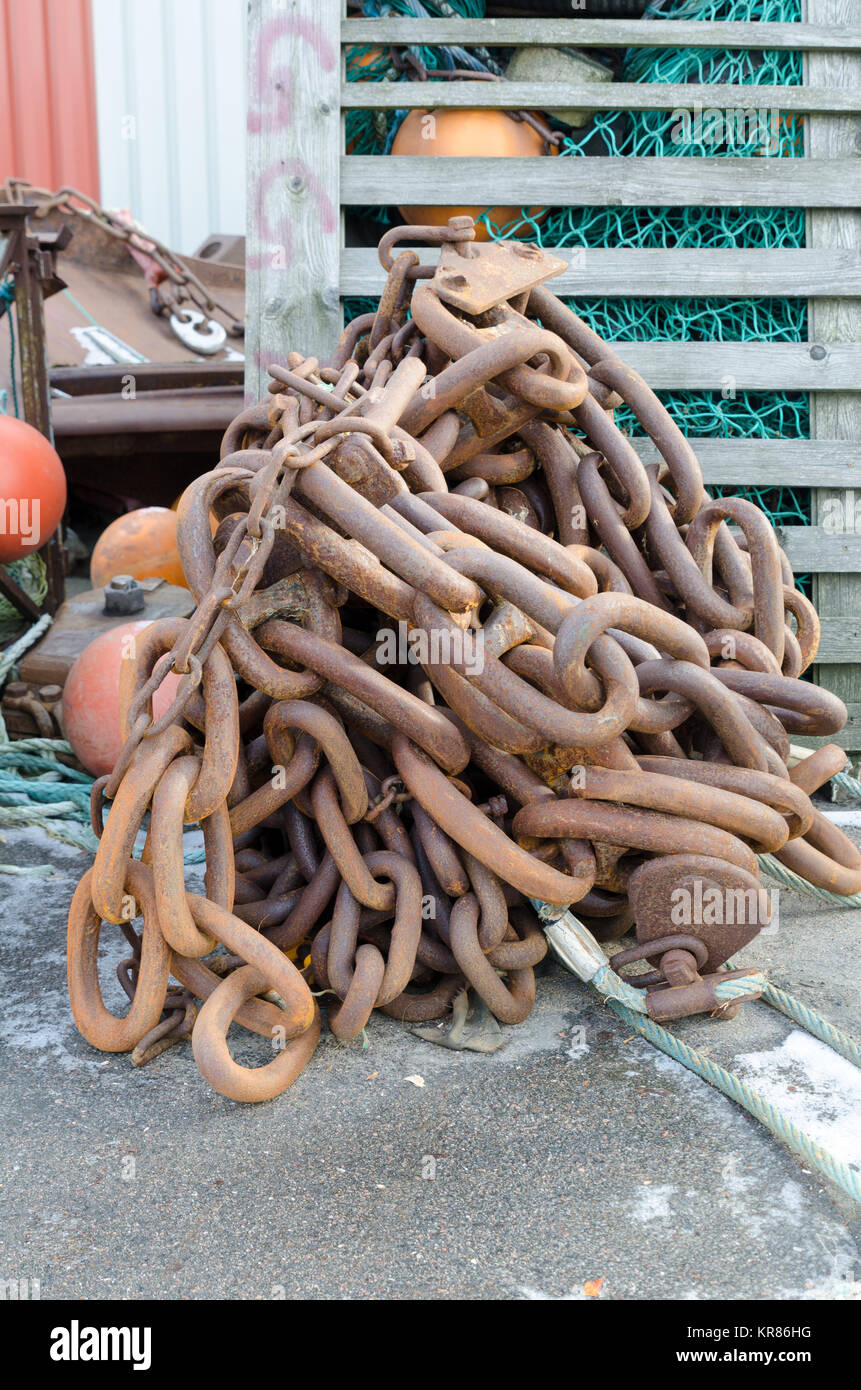 one rusty big chain for a big boat Stock Photo - Alamy