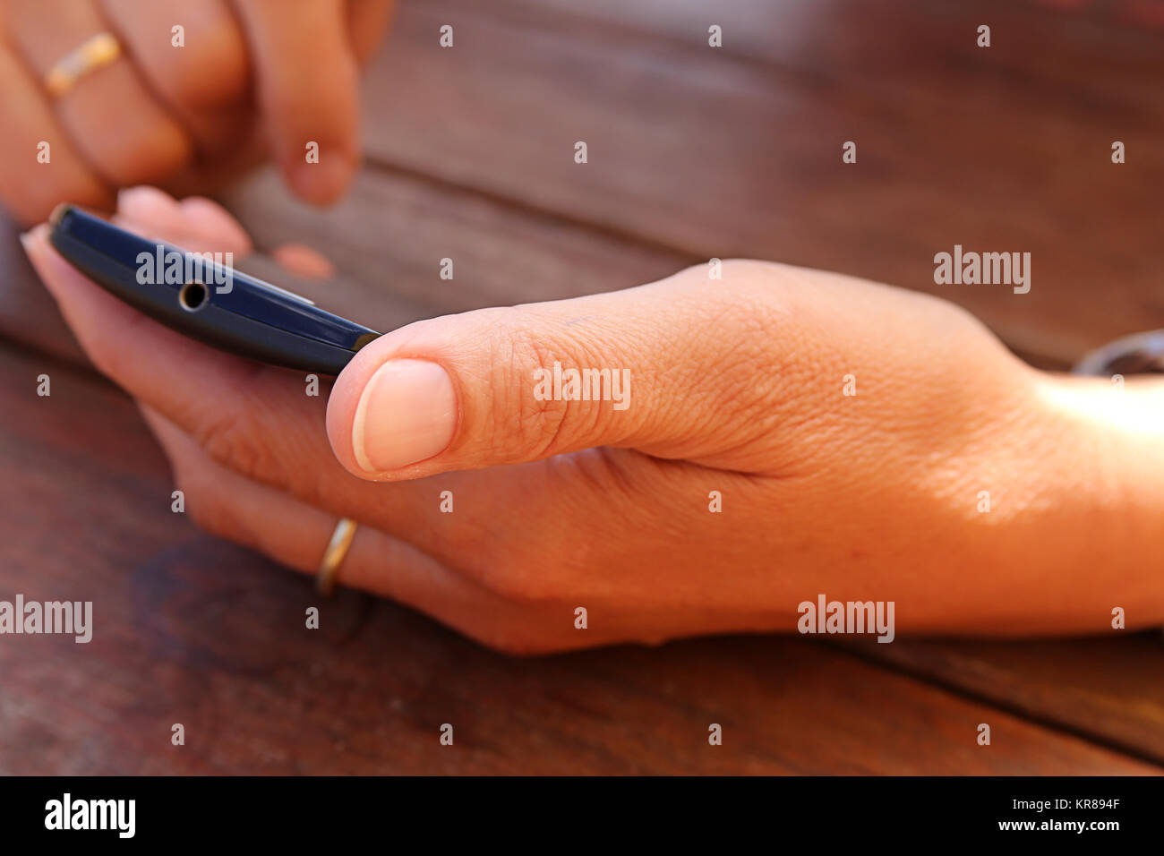 smartphone in woman's hand Stock Photo - Alamy
