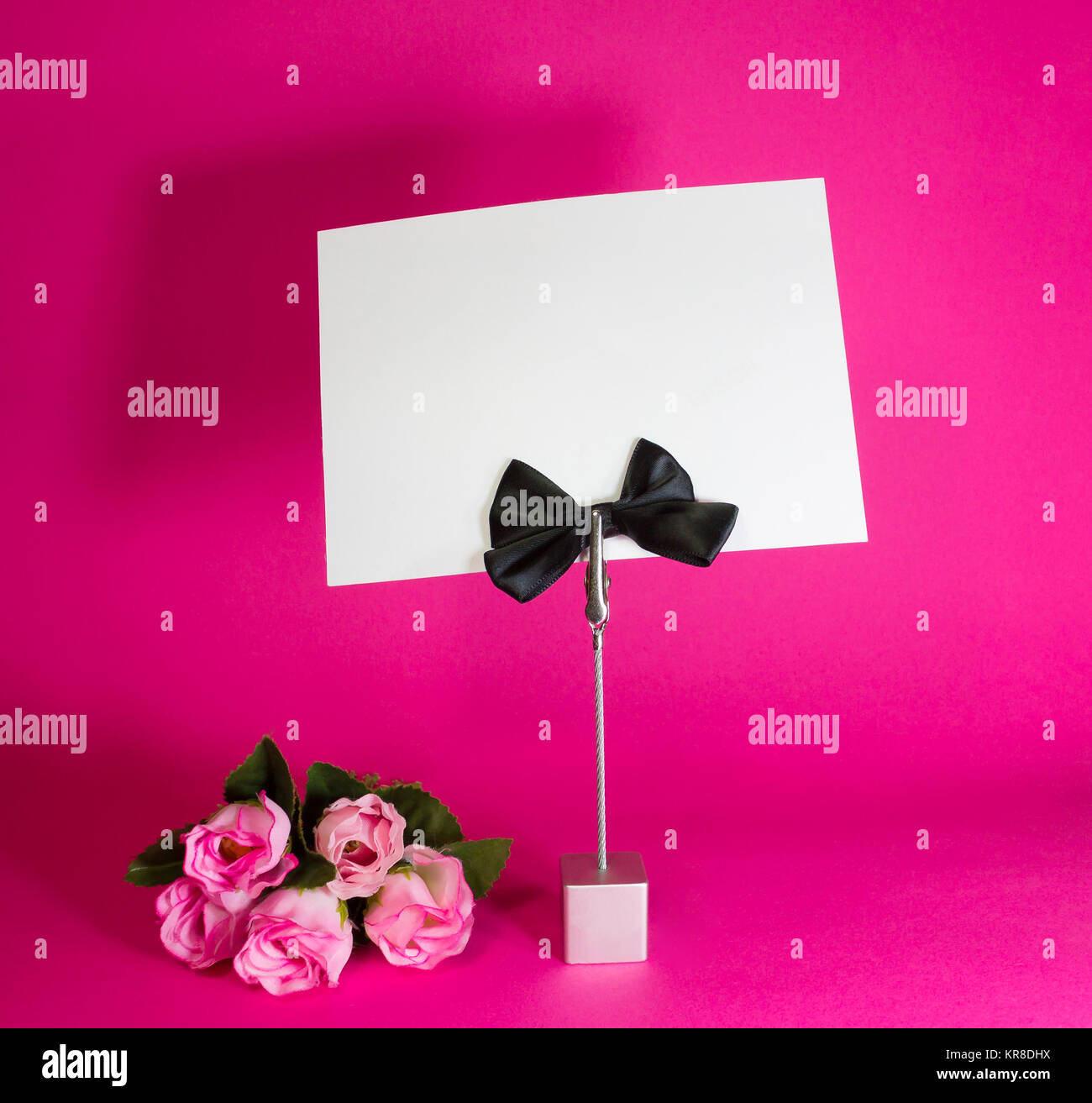 The note holder with rose and empty card Stock Photo - Alamy