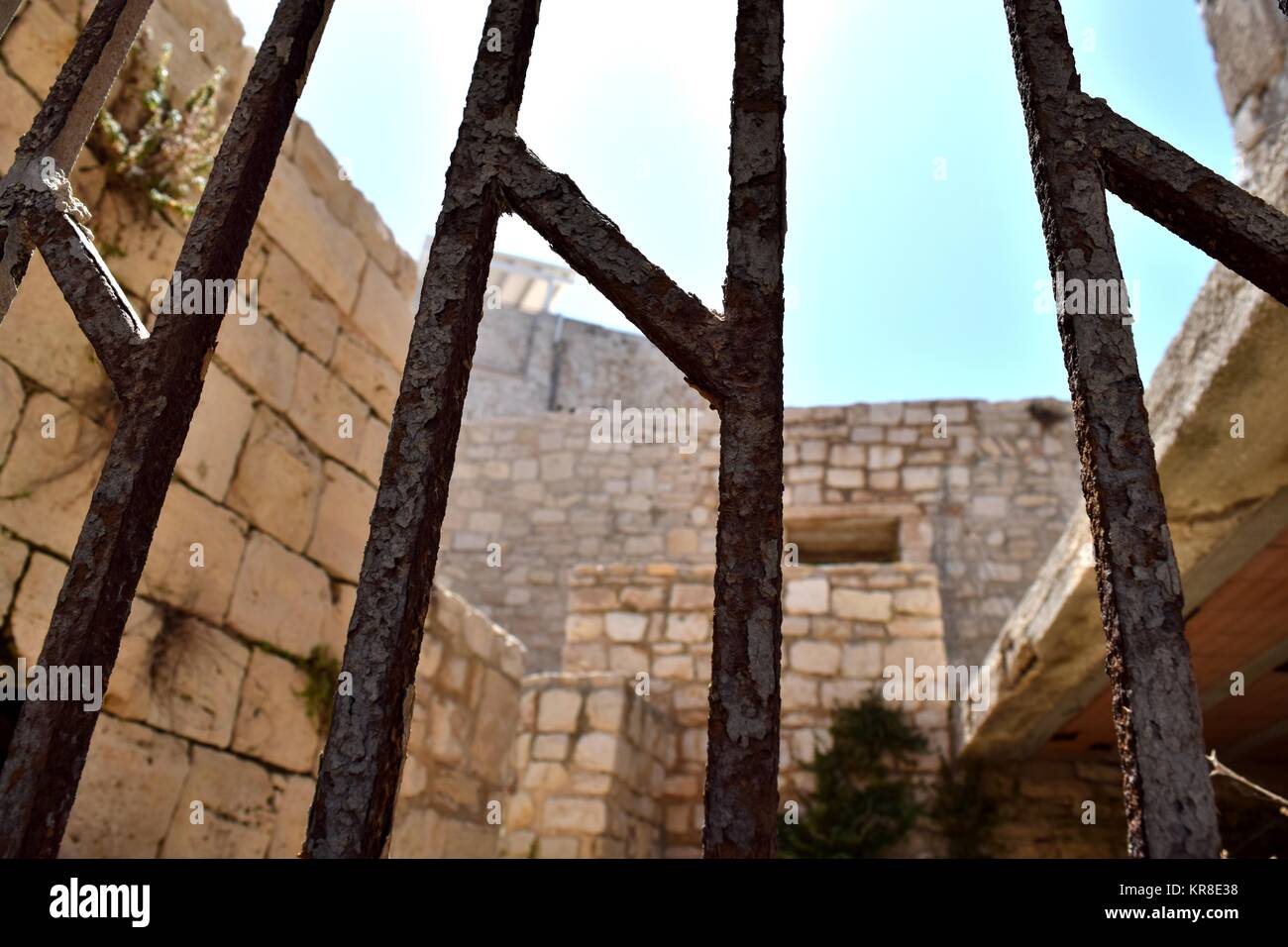 Iron castle gate hi-res stock photography and images - Alamy