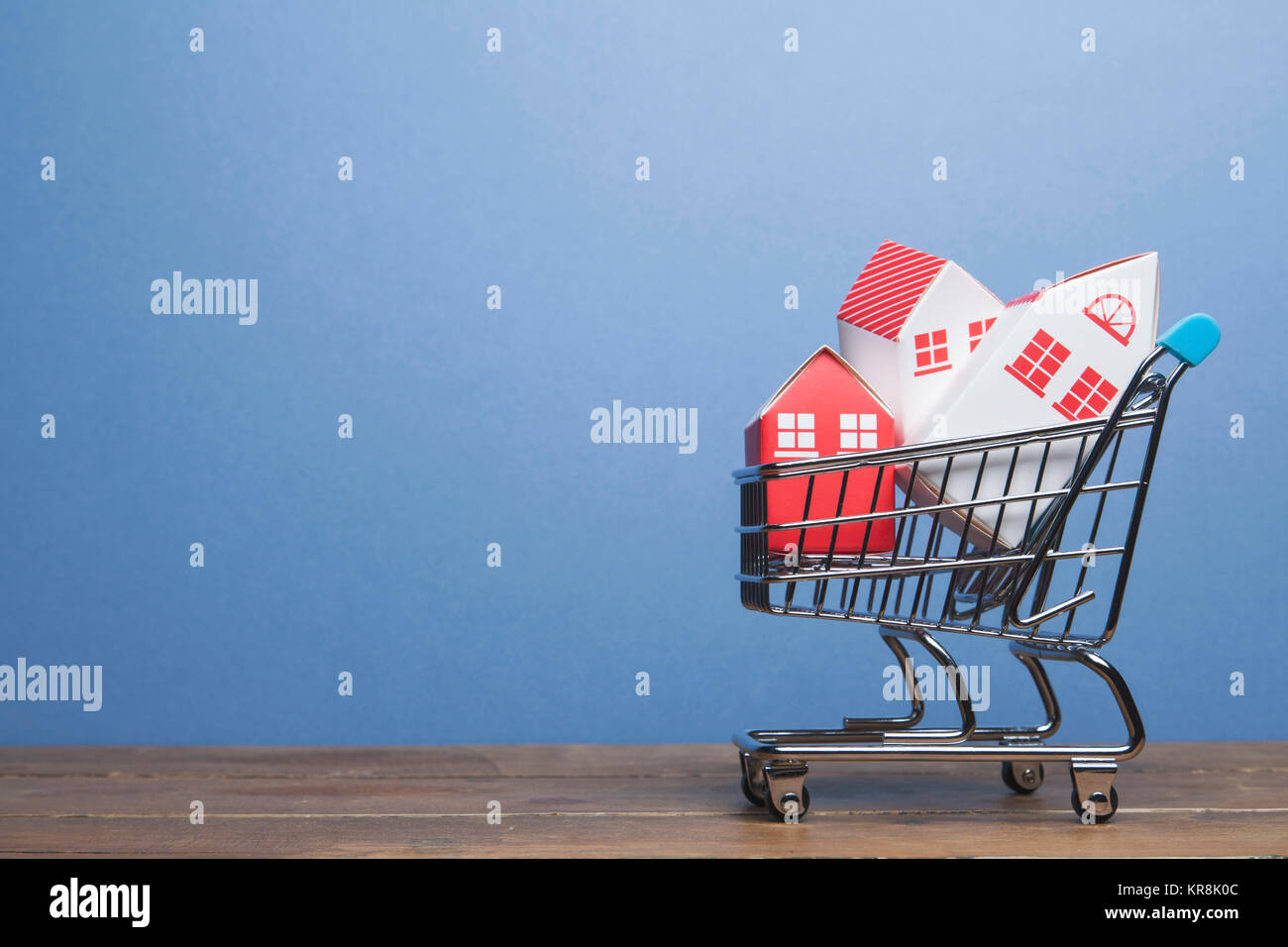 Buying a house concept. Model home in a shopping cart Stock Photo - Alamy