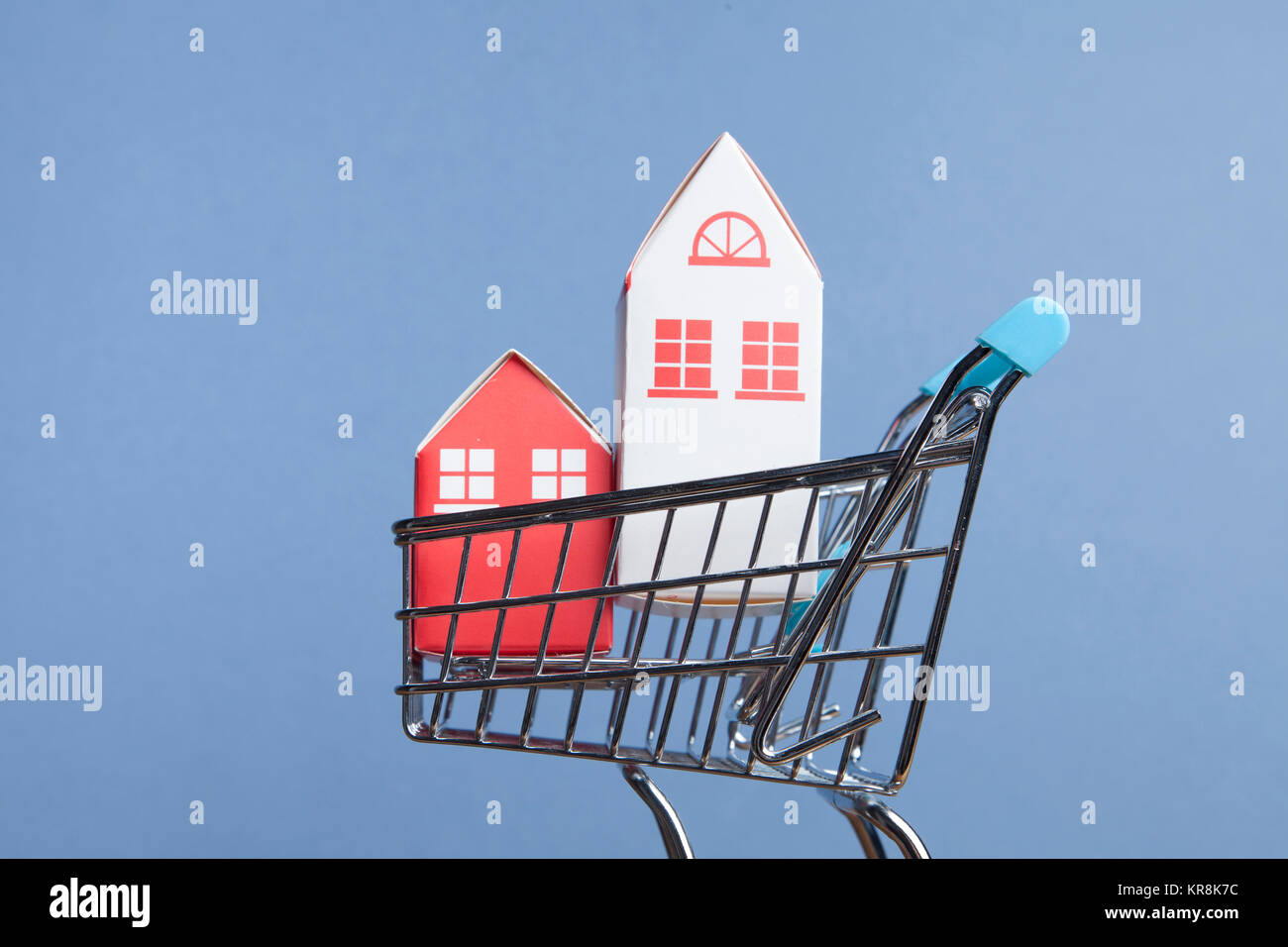 Buying a house concept. Model home in a shopping cart Stock Photo - Alamy
