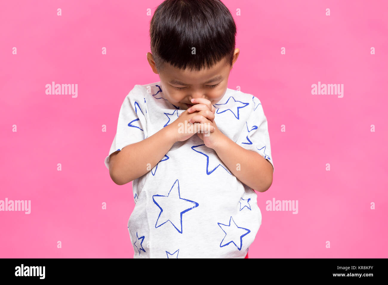 Asian little kid praying Stock Photo - Alamy