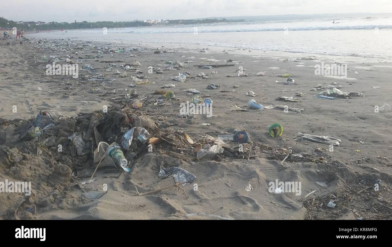 Badung, Indonesia. 15th Dec, 2017. Garbage scattered in Kuta Beach Bali ...