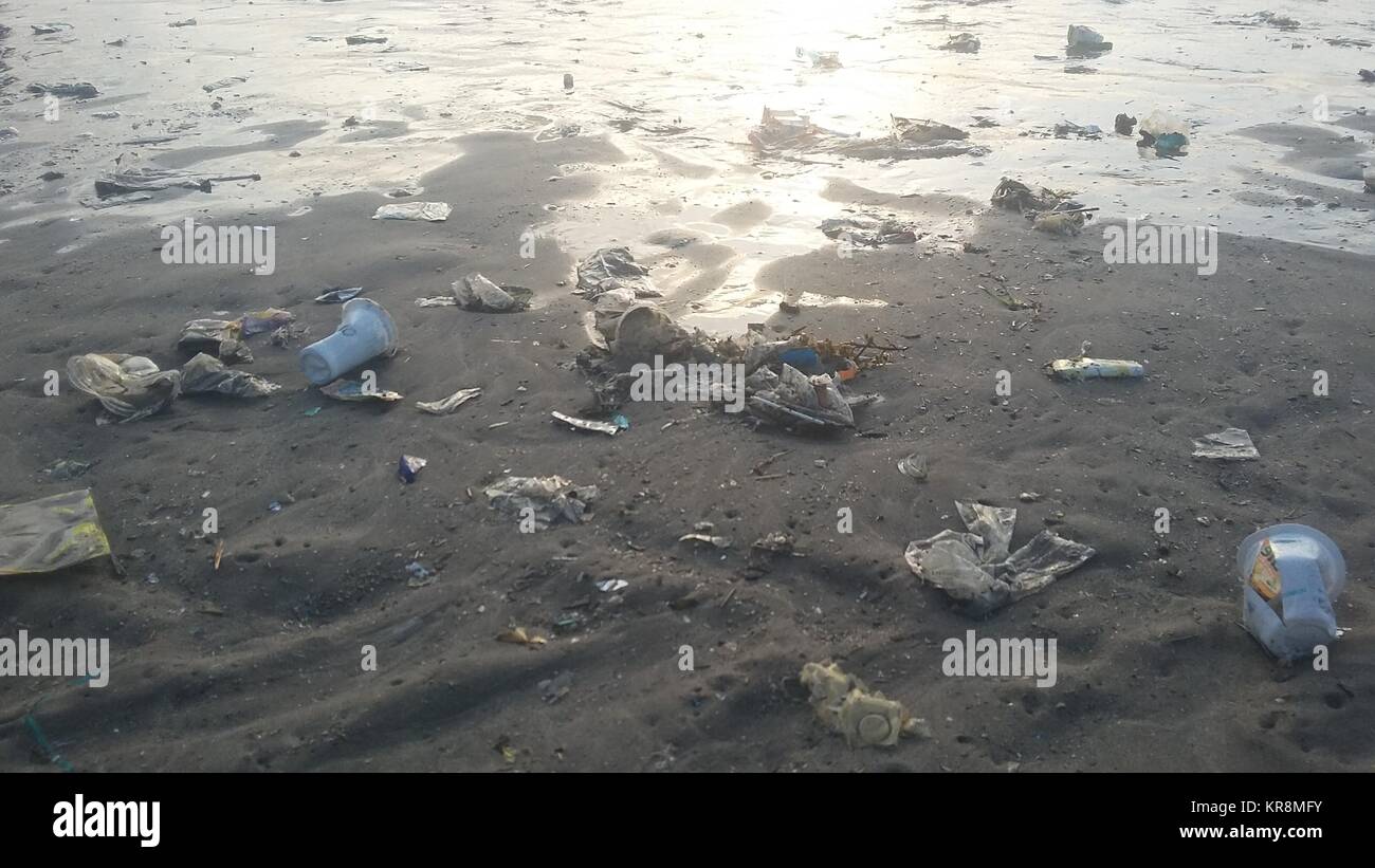 Badung, Indonesia. 15th Dec, 2017. Garbage scattered in Kuta Beach Bali ...