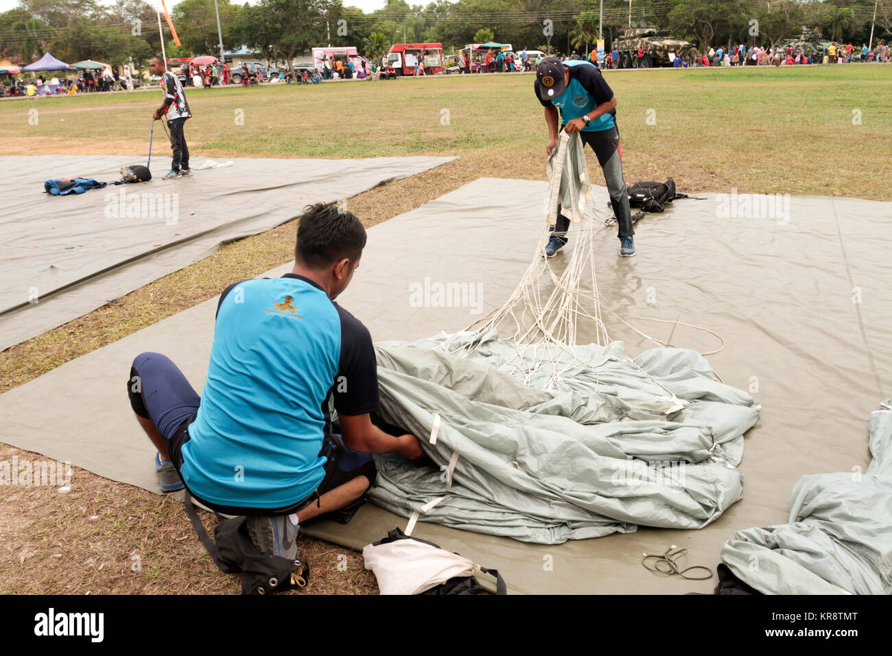 Parachute skydiving hi-res stock photography and images - Alamy