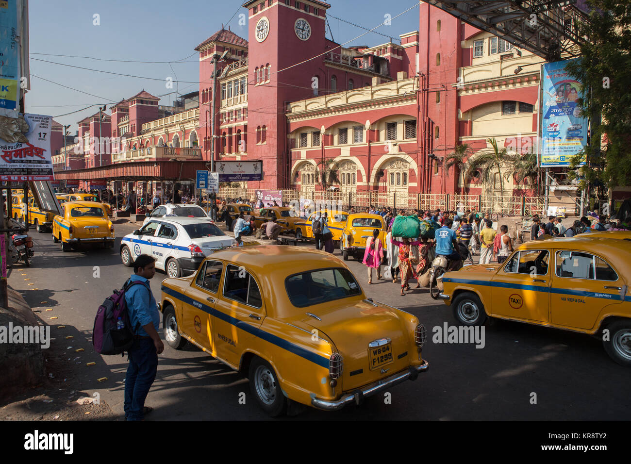 Calcutta kolkata india train station hi-res stock photography and ...