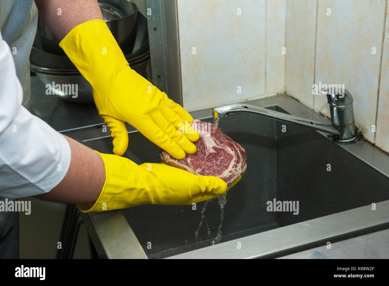 washing and cleaning meat Stock Photo - Alamy