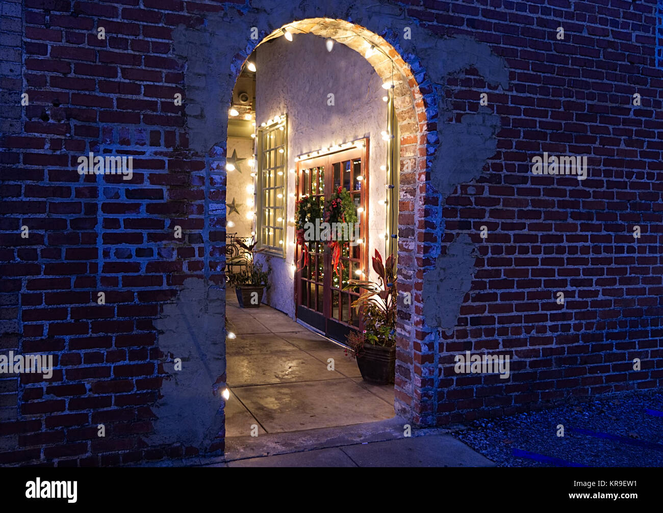 Entryway brick arch hi-res stock photography and images - Alamy