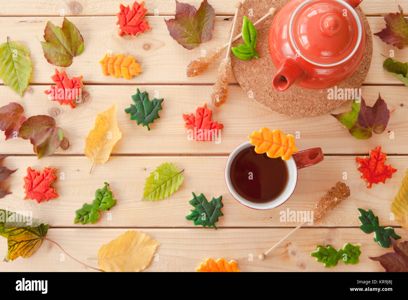 Heisser Tee und bunte Kekse im Herbst Stock Photo - Alamy