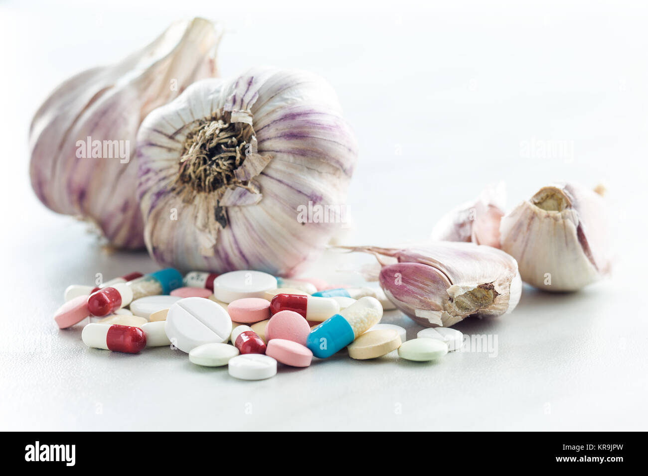 Pills and garlic Stock Photo - Alamy