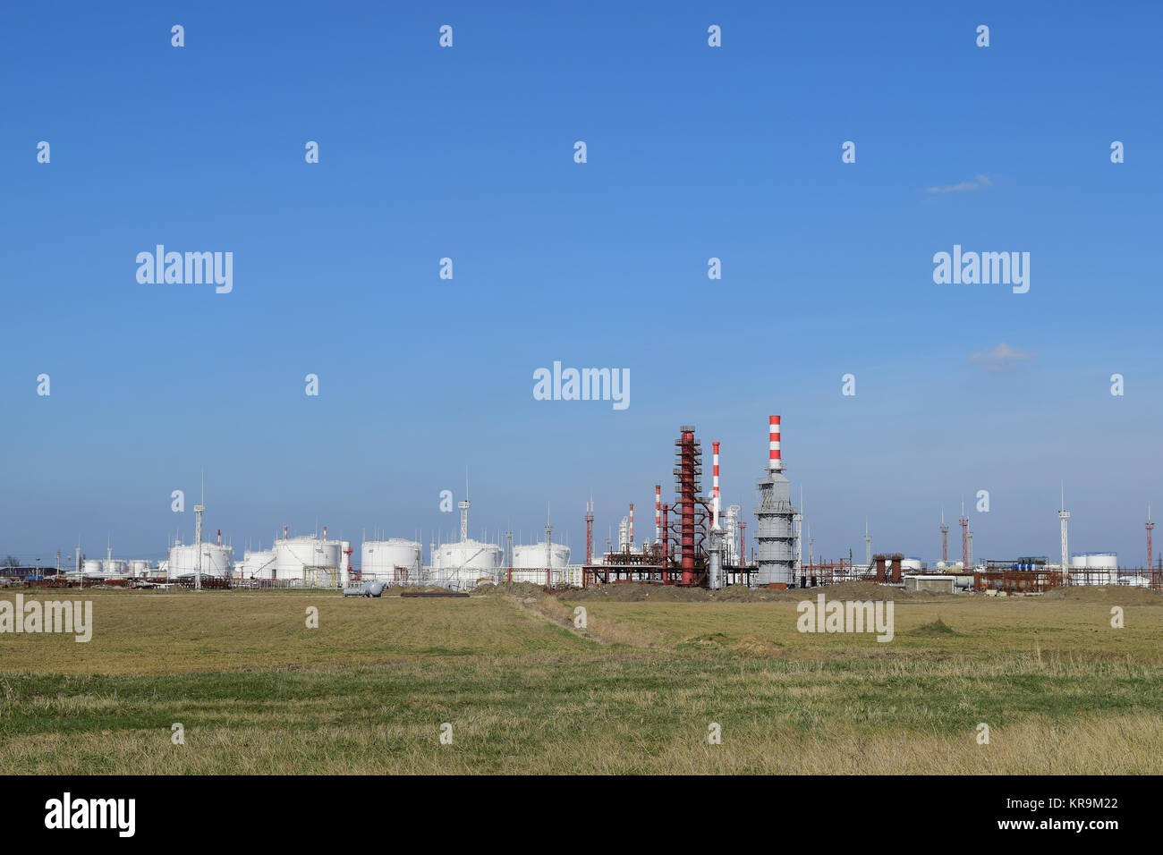 Crude oil refinery distillation column hi-res stock photography and ...