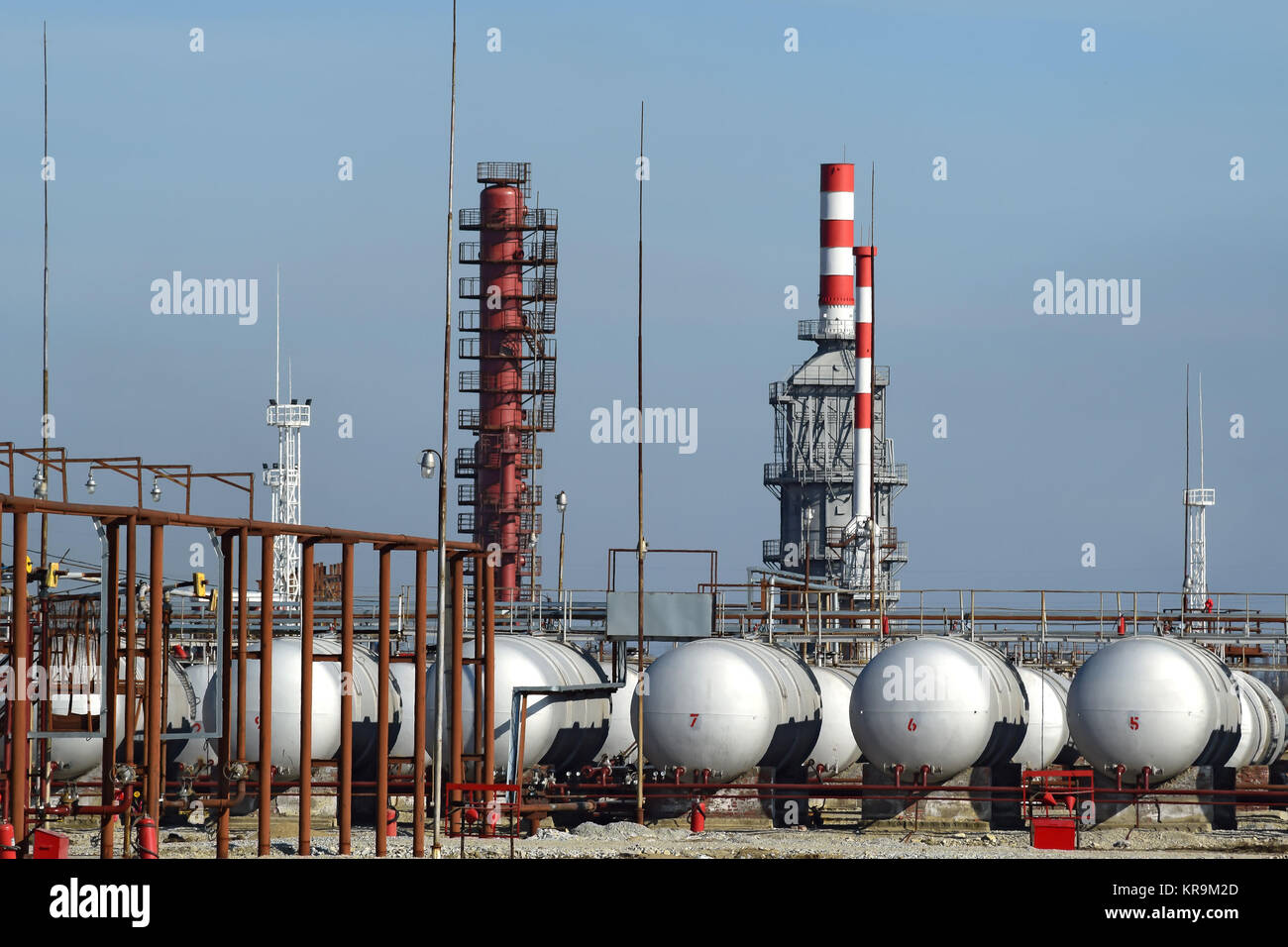 Overpass loading of oil products and fuel storage vessels Stock Photo ...