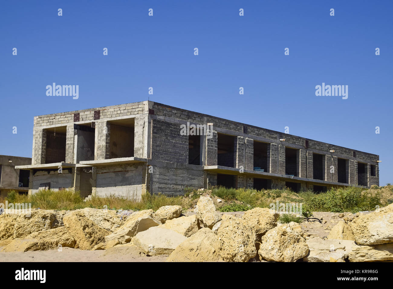 Unfinished grey concrete building hi-res stock photography and images ...