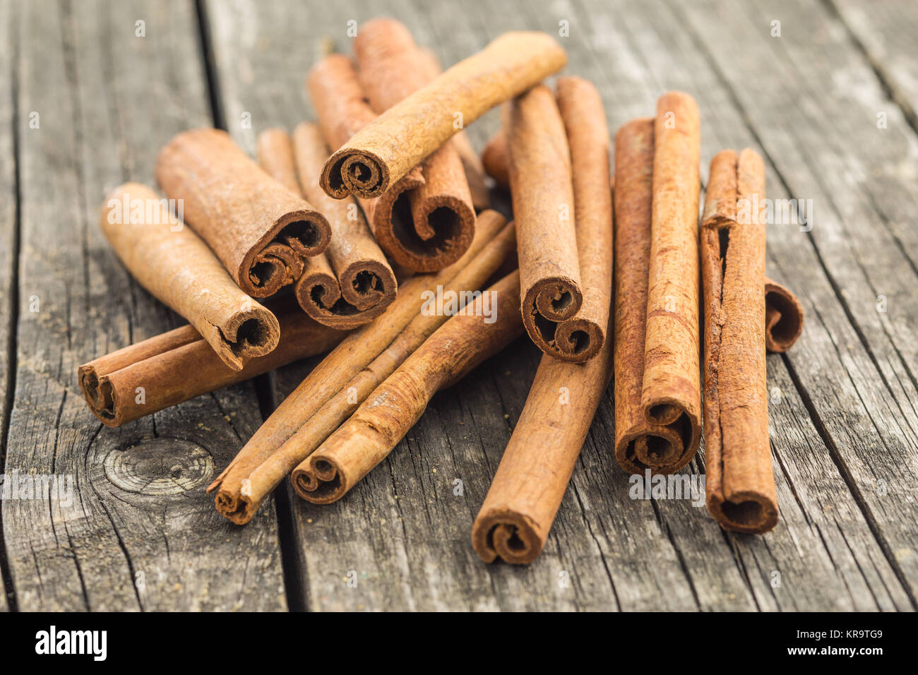 Cinnamon sticks spice Stock Photo - Alamy