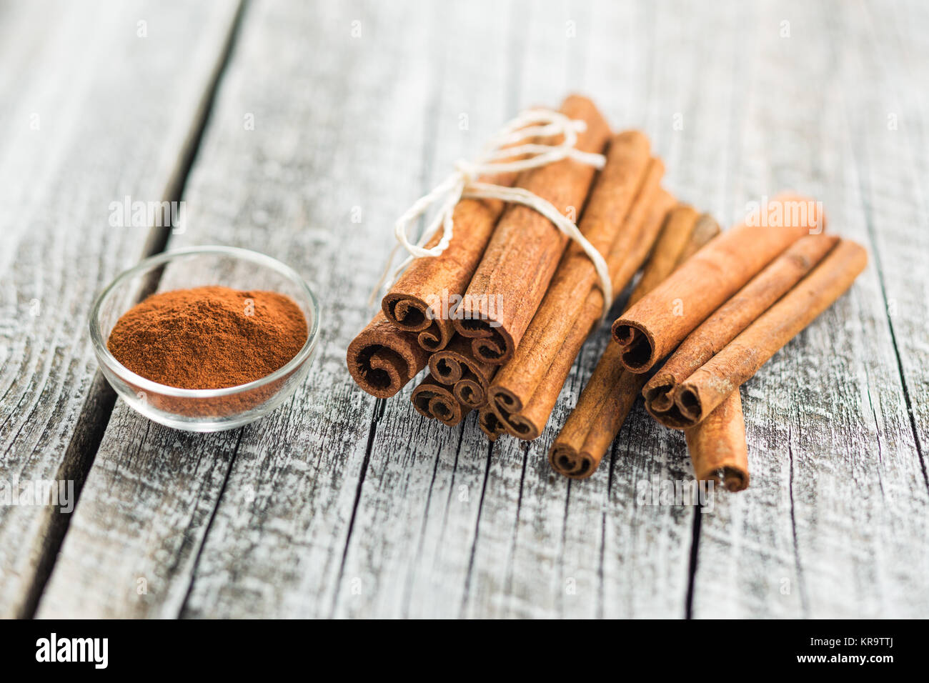 Cinnamon sticks and ground cinnamon Stock Photo - Alamy