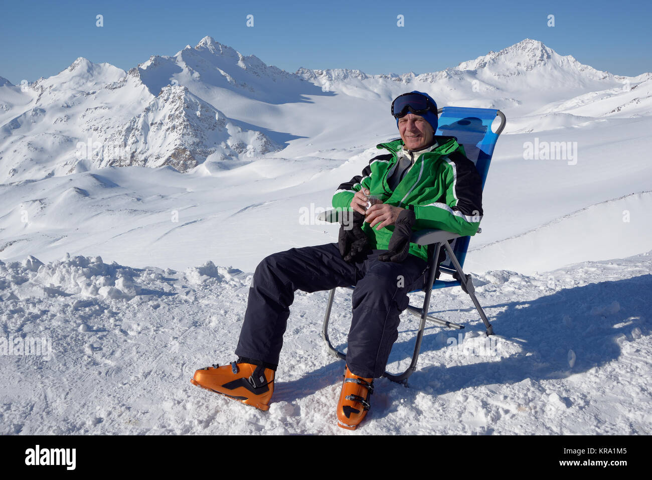 Man relax deck chair hi-res stock photography and images - Alamy