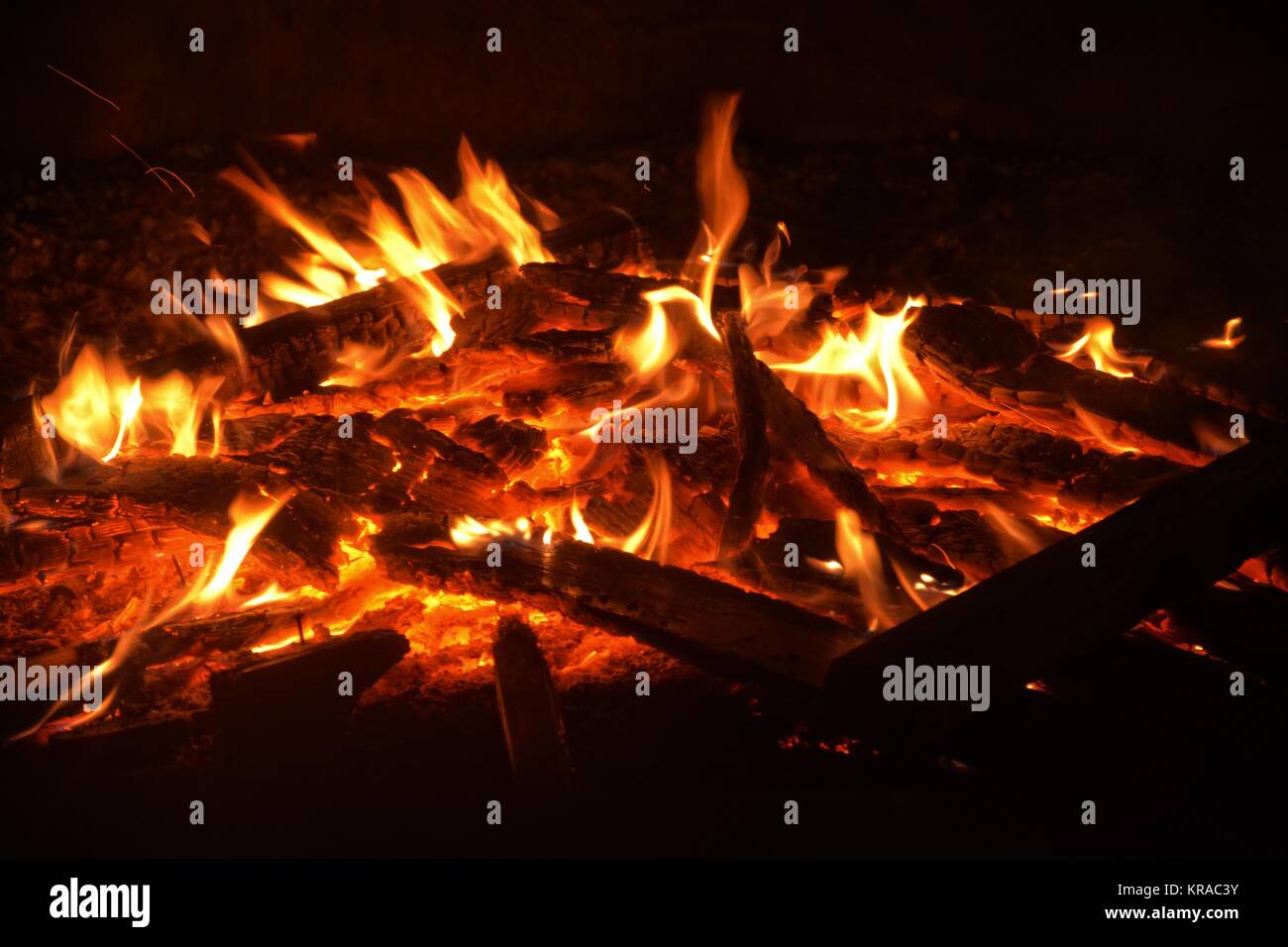 big campfire at night Stock Photo - Alamy