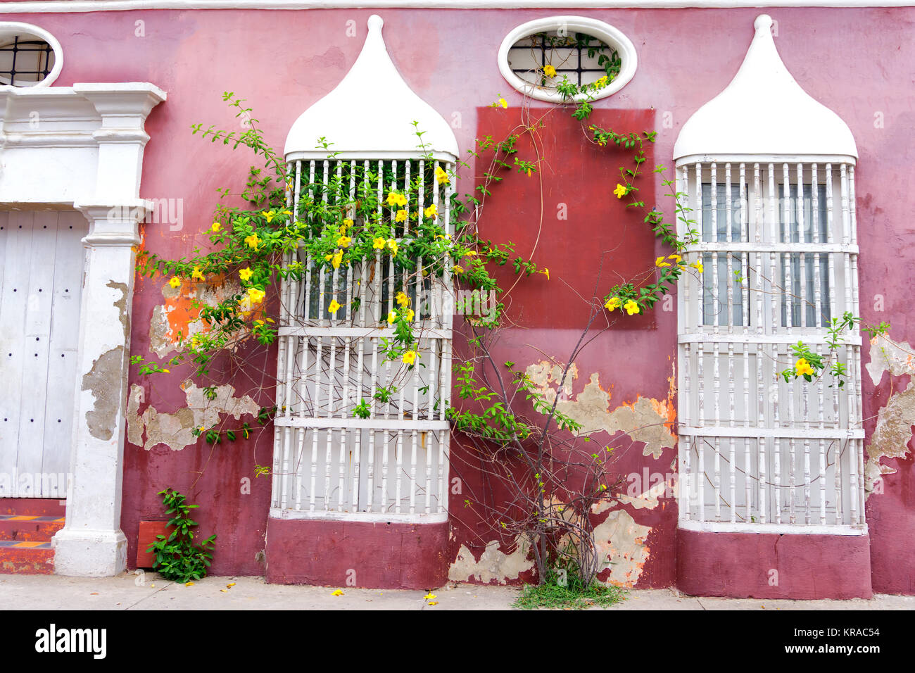 Beautiful pink colonial home hi-res stock photography and images - Alamy