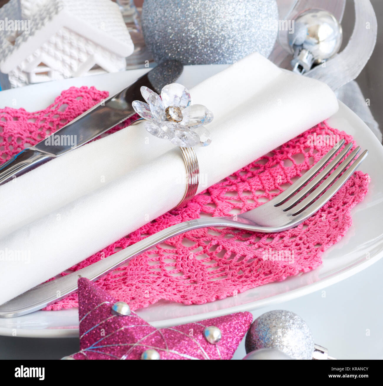 Fuchsia Pink Christmas Table Setting Stock Photo - Alamy
