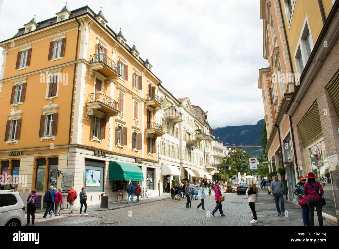 Italian people and foreigner travelers walking travel and visit ...