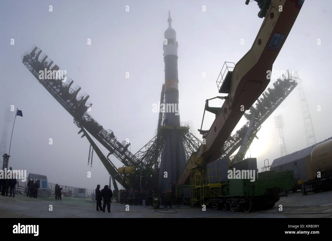 REF: JSC2000-E-28202 29 OCTOBER 2000. THE SOYUZ LAUNCH VEHICLE IS MOVED ...