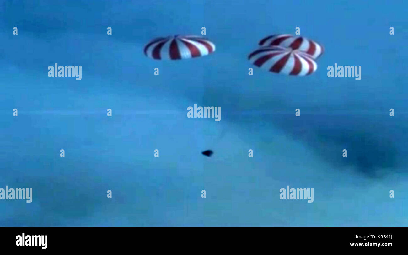 Parachute deployed hi-res stock photography and images - Alamy