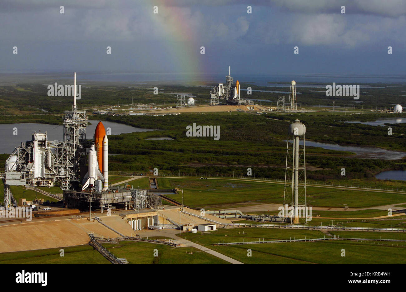 Space shuttles hi-res stock photography and images - Alamy