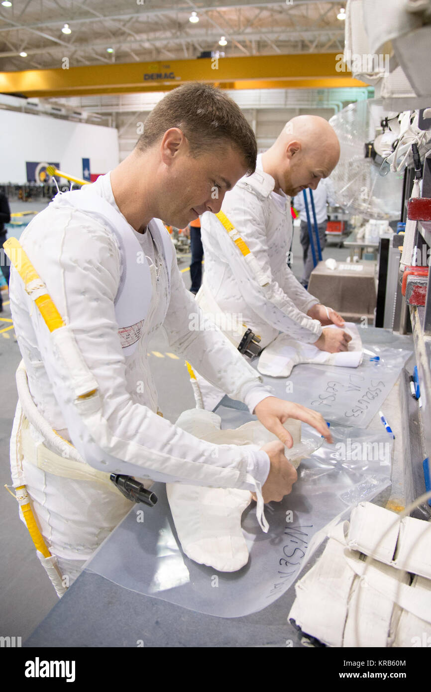 Date: 11-07-12 Location: NBL - Pool Topside Subject: Expedition 40 crew ...