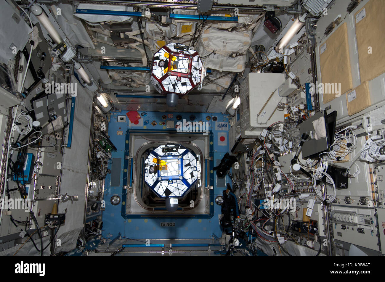SPHERES maneuver aboard ISS (ISS036-E-003308 Stock Photo - Alamy
