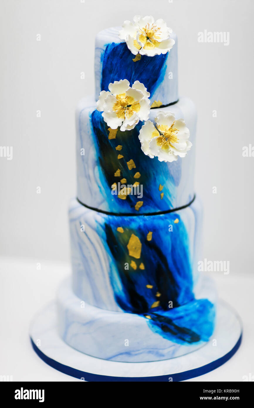 Multi level white wedding cake hi-res stock photography and images - Alamy