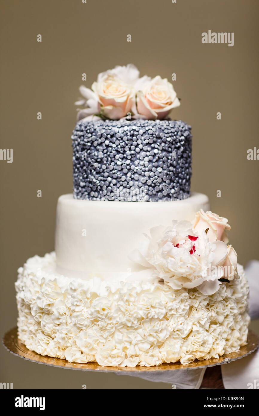 Multi level white wedding cake hi-res stock photography and images - Alamy